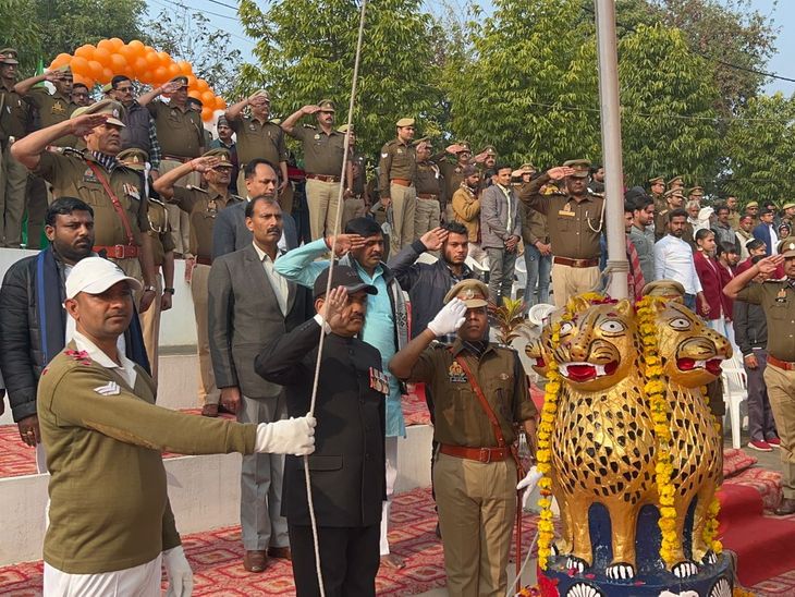 The minister hoisted the flag in the police line and the DM in the ...