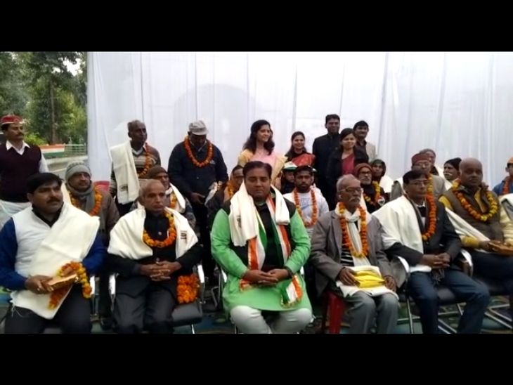 Rae Bareli DM remembered the martyrs by hoisting the flag, administered ...