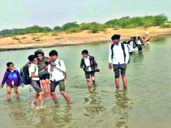 20 children are forced to come to school in 2 feet deep water like ice ...