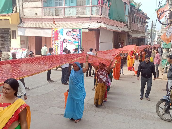 Chunari Yatra taken out from the main routes of Manavar, Maha Aarti ...