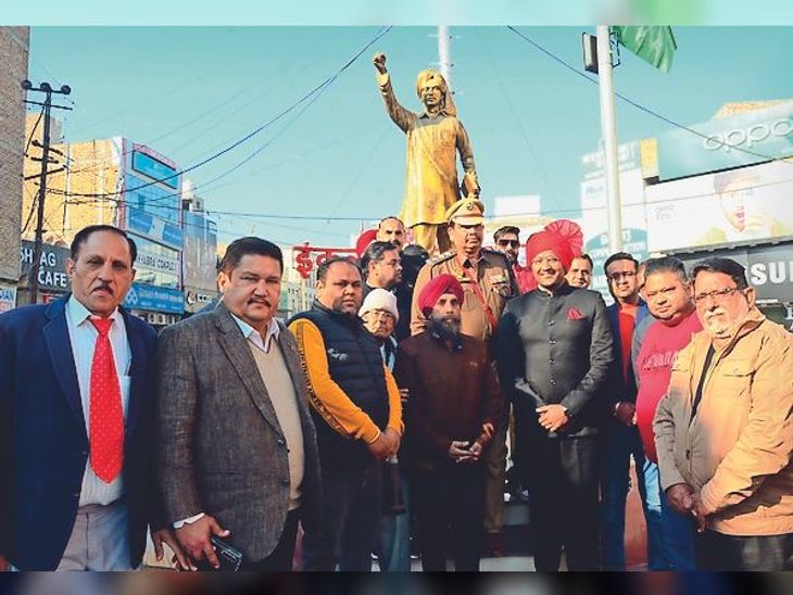 Republic Day celebrated by remembering Shaheed-e-Azam Bhagat Singh | पुष्पांजलि: शहीद-ए-आजम भगत ...