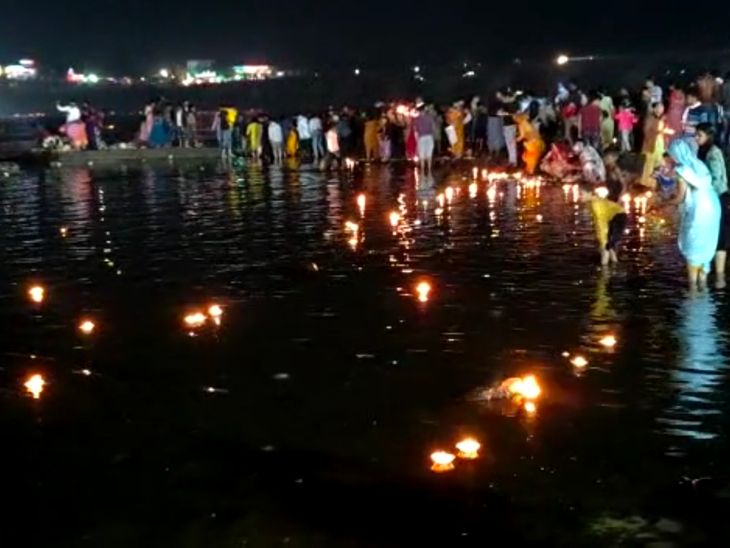 Fireworks accompanied the evening Mahaarti, the shore echoed with the ...