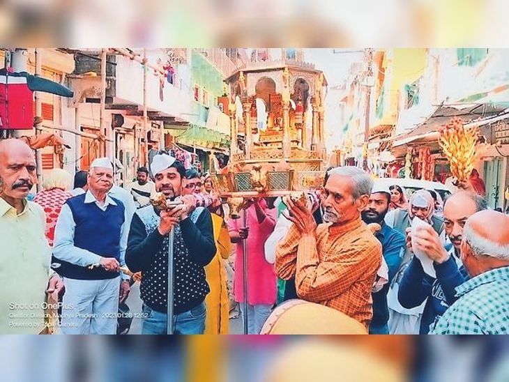 A procession of the iconic statue for Adinath Jin Temple Raghogarh ...
