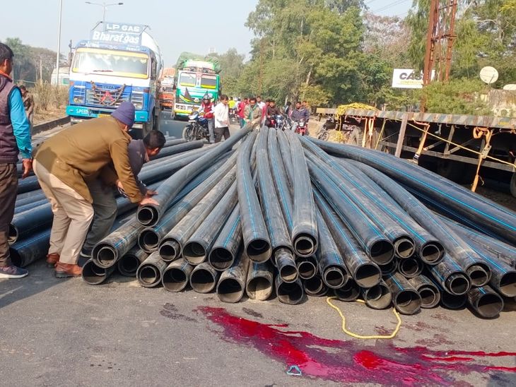 The pipe fell due to the opening of the rope of the trolley, the ...