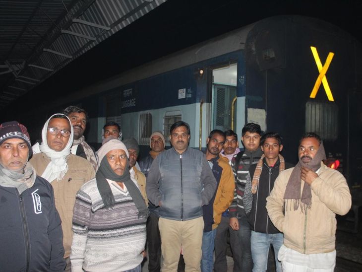 The train was divided into two parts, the train stood at the station ...