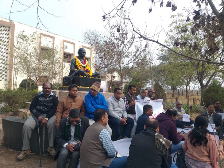 Teachers of Vikram University started a phased movement | गांधी प्रतिमा ...