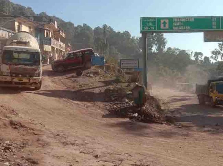 Solan : Nalagarh news, Ramshahr Bus Stand, shopkeeper upset due to dust ...