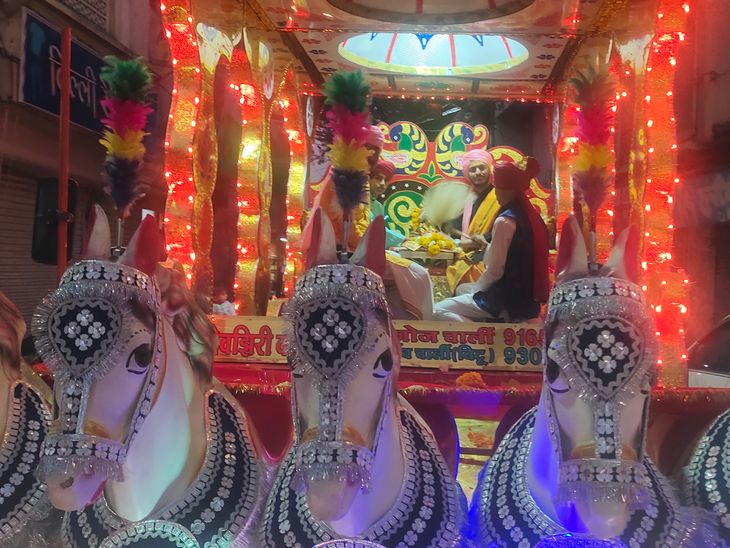 Lord Shri Krishna sitting on the buggy, the devotees danced fiercely ...