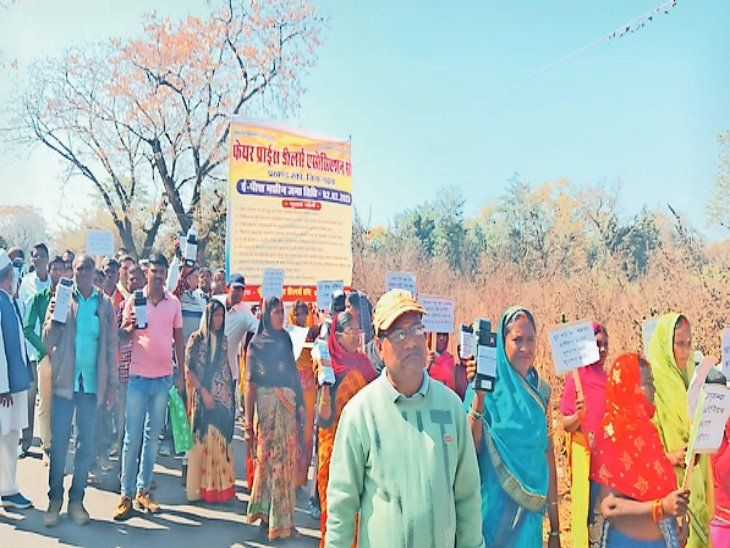Demonstration of shopkeepers of public distribution system for return ...