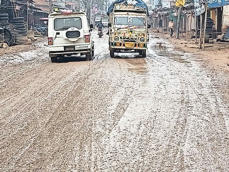 Kailaras-Pahargarh road turned into mud, people of more than 100 ...