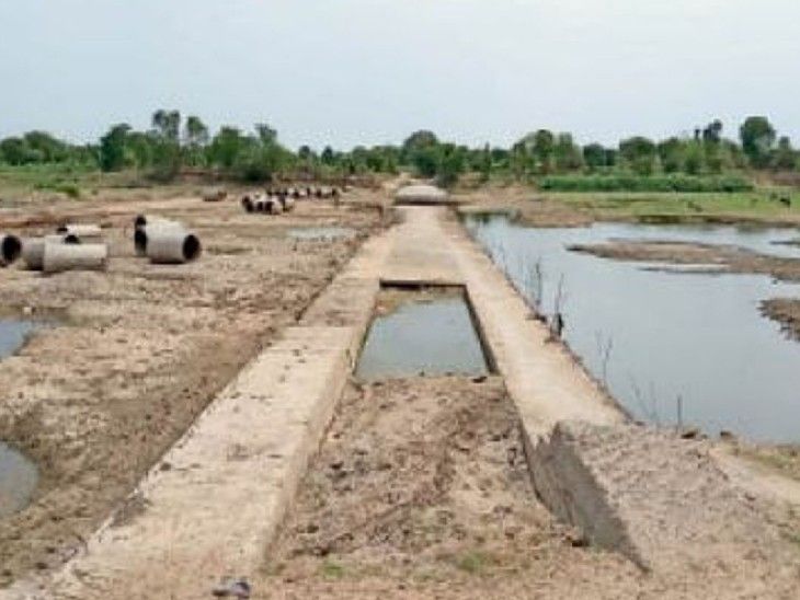 Ready cement and ballast were used after the stipulated time, hence the ...