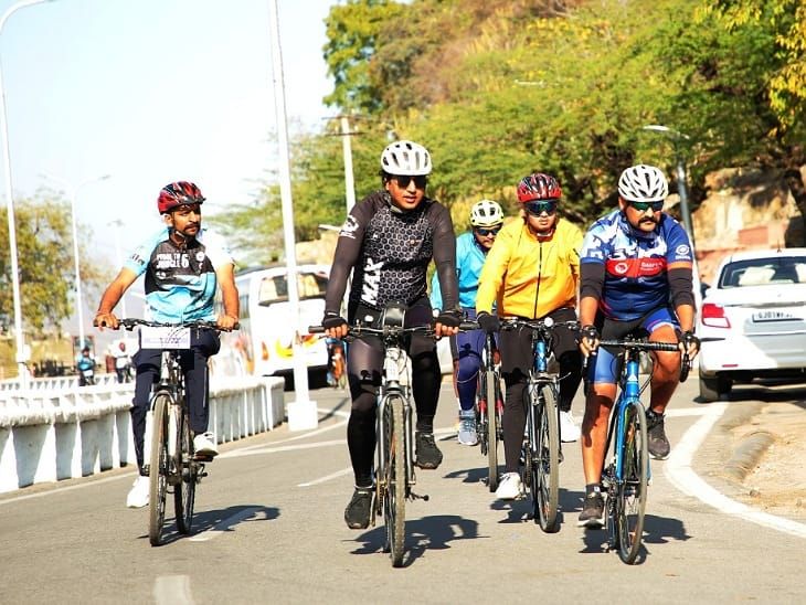 Rush Hour ride participants admire the beauty of Lake City, the center ...