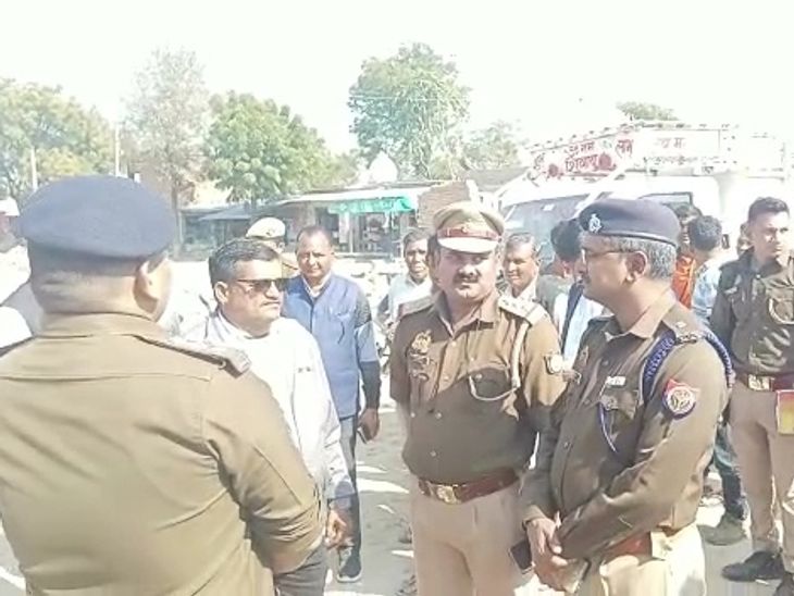 Outrage among villagers DM, SSP inspected on the spot | इटावा के इकदिल में बाबा साहब की प्रतिमा ...