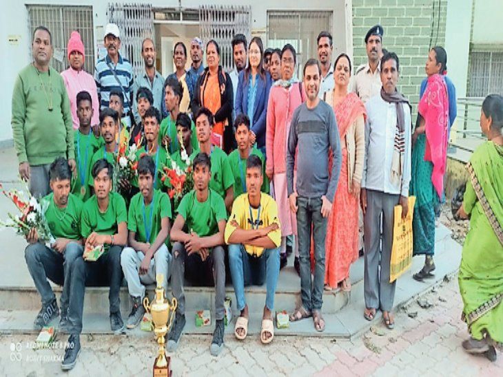 Sisai's hockey team captured the title by defeating Dumri block team 6 ...