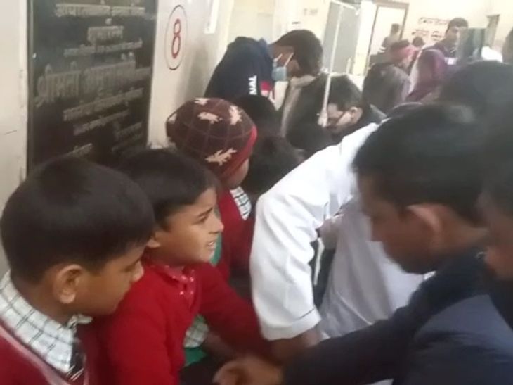 Teachers admitted everyone to the hospital after vomiting and diarrhea