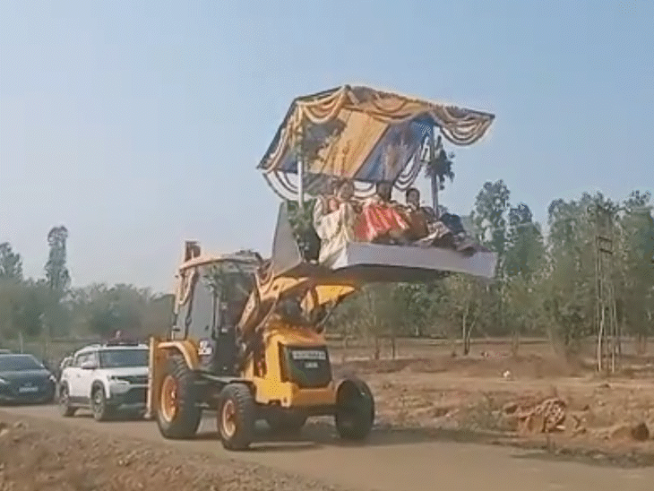 Groom arrived with a procession from JCB; Gujarat's Navsari News ...