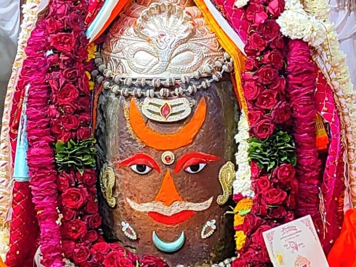 Darshan of Lord Mahakal in the form of a king wearing Tripund and ...