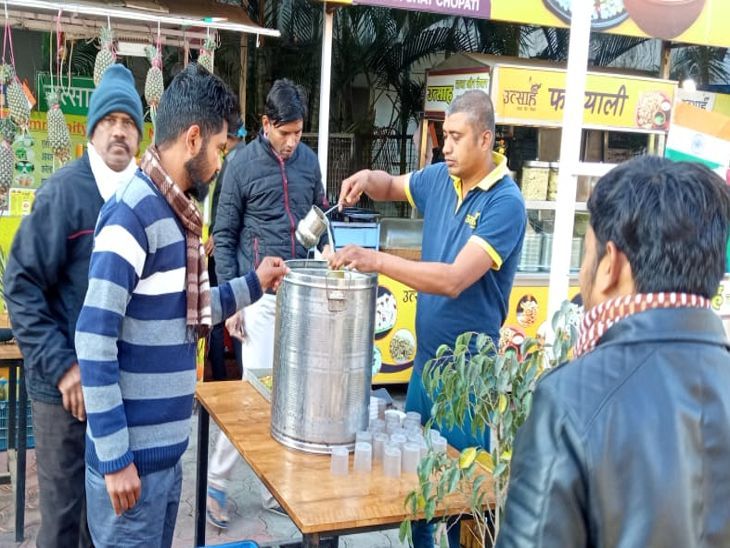 Drinking ginger, mint, lemon and black salt juice | इंदौर में रोज दो ...