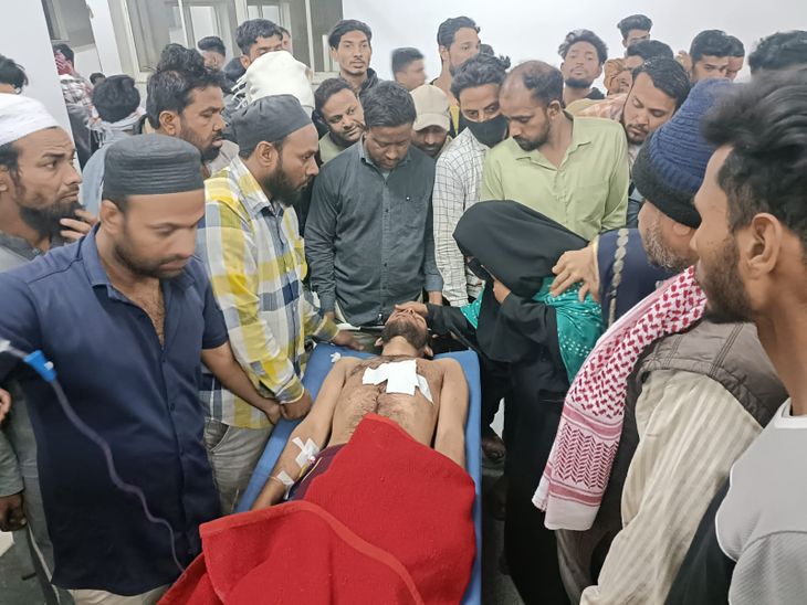 While going to the mosque in Khandwa, a knife was thrown in the eye ...