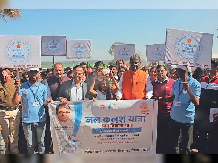 The villagers of the area stopped the health minister's convoy in ...