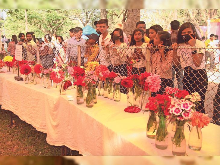 Thousands of people came to see the exhibition of more than 100 species ...