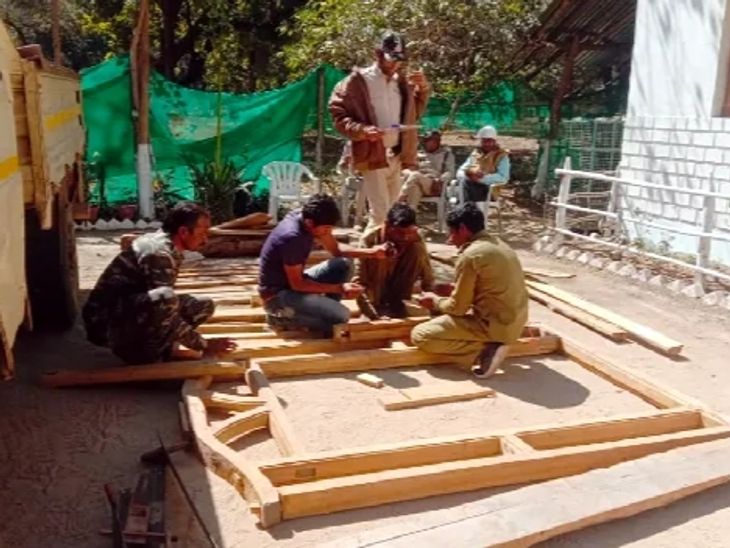 Furniture work was going on illegally at home, teak chiran, saw machine ...