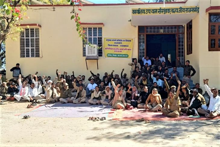 Rajsamand reached the DFO office; Demand to increase the equivalent ...