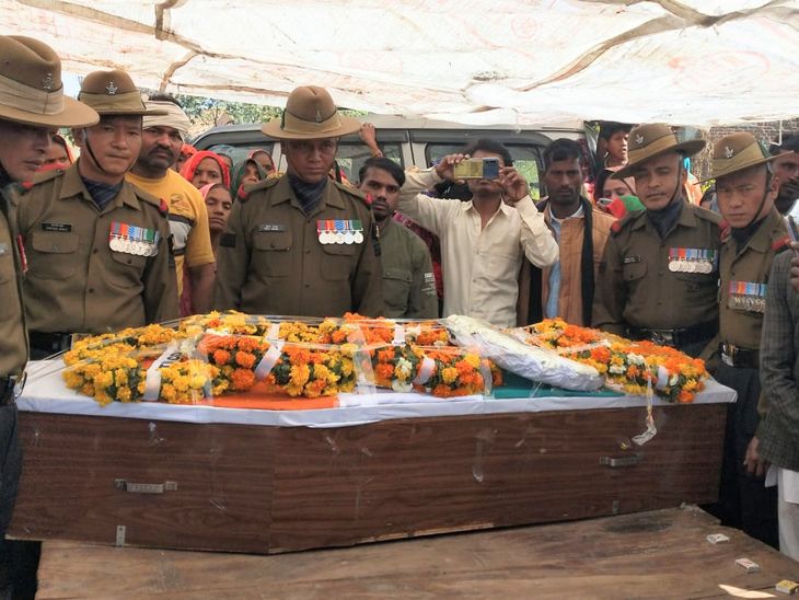 Havildar Kedar Singh was cremated in his native village with military ...
