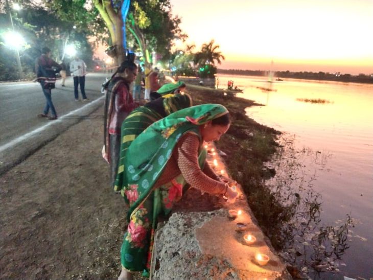 Moti Sagar lit up with lamps, fierce fireworks | आगर मालवा का गौरव दिवस ...