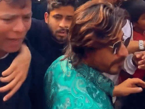 Shah Rukh Khan Duplicate; Ibrahim Qadri Video Goes Viral | Bollywood News