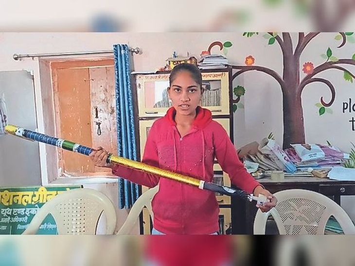 Eighth student made a modern stick for the elderly, the sensor rings ...