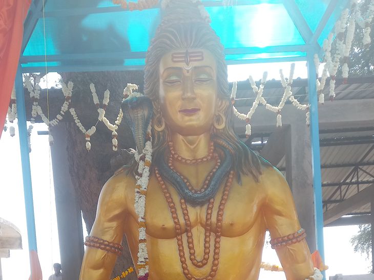 14 feet high and 9 feet wide statue unveiled, public representatives ...