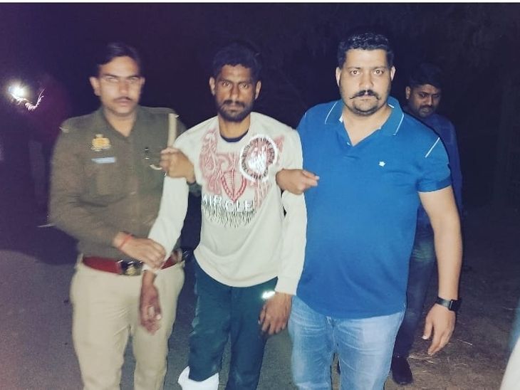 Bullet in the leg of two smugglers, 25 kg beef and 2 pistols recovered