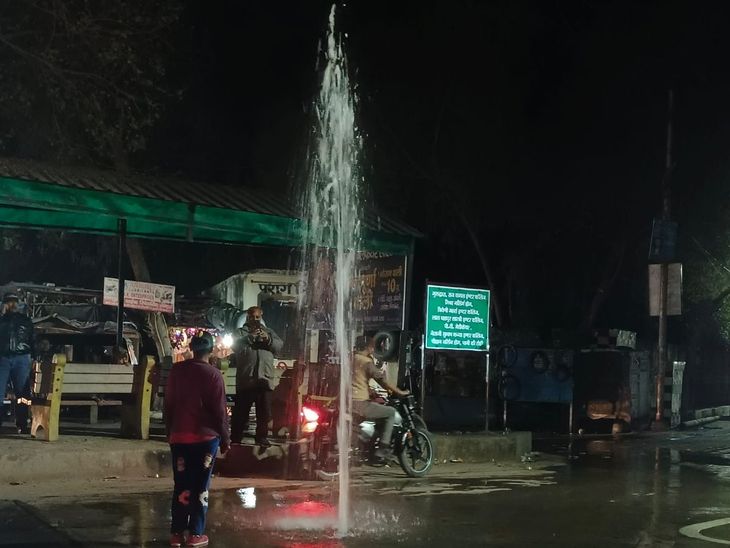 Water gushed out on the middle of the road like a fountain, people ...