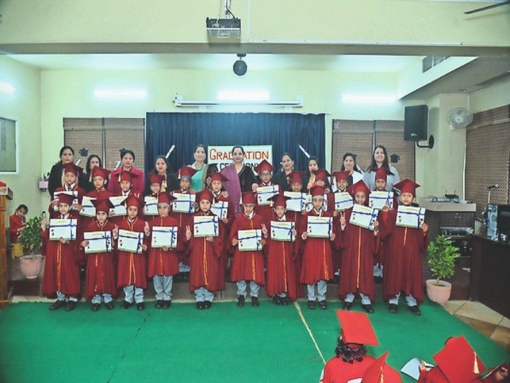Graduation ceremony organized at Saffron School | ग्रेजुएशन सेरेमनी का ...
