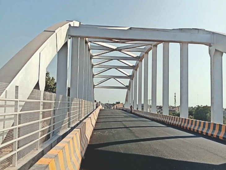 Bitumen layer poured on Camry Road ROB, bridge ready | पुल से आवागमन ...