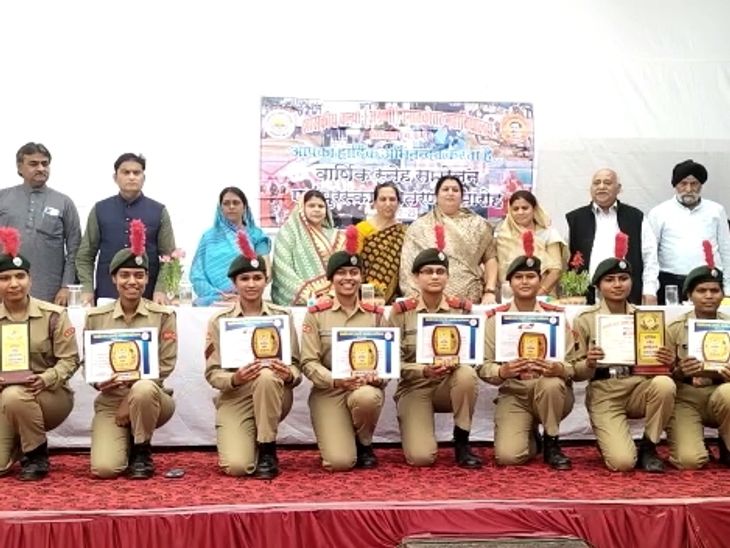 Awarded to the best performing students | गर्ल्स कॉलेज में वार्षिक ...