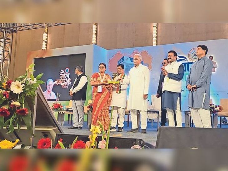 President of Municipality Deepka was honored by the Chief Minister ...