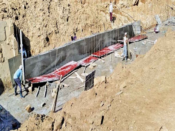 Poor construction of the returning wall of the stop dam being built ...