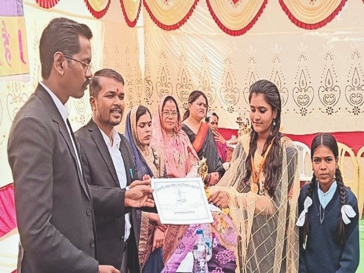 Awards given to outstanding students | पुरस्कार वितरण समारोह का आयोजन ...