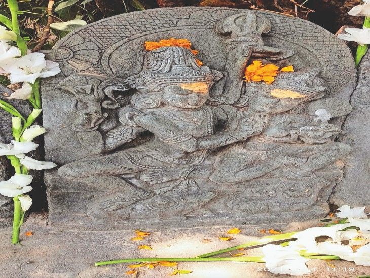 Statues of Shiva-Parvati Pranay Mudra established to tell the ...