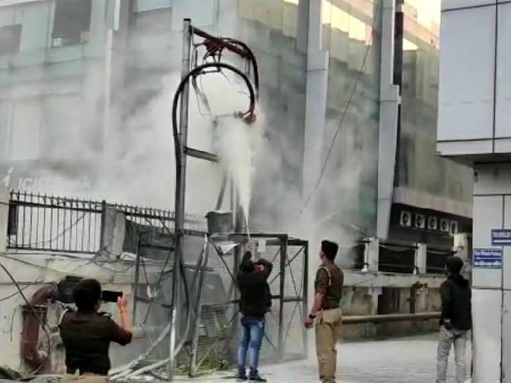 Even after notice, the time taken to cut power from Lesa, jumped over an employee | एलआईसी ...