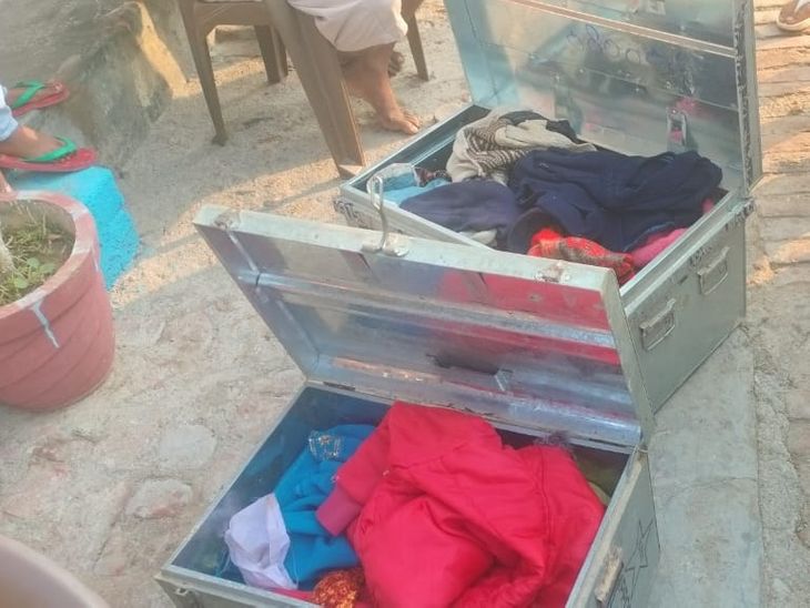 Crossed clothes including jewelry and cash, husband works in Mumbai ...