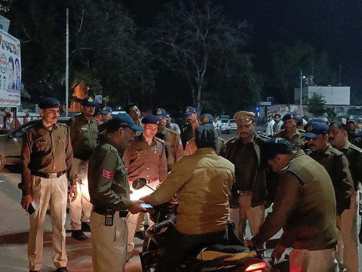 Policemen went on foot tour to maintain traffic order and peace ...