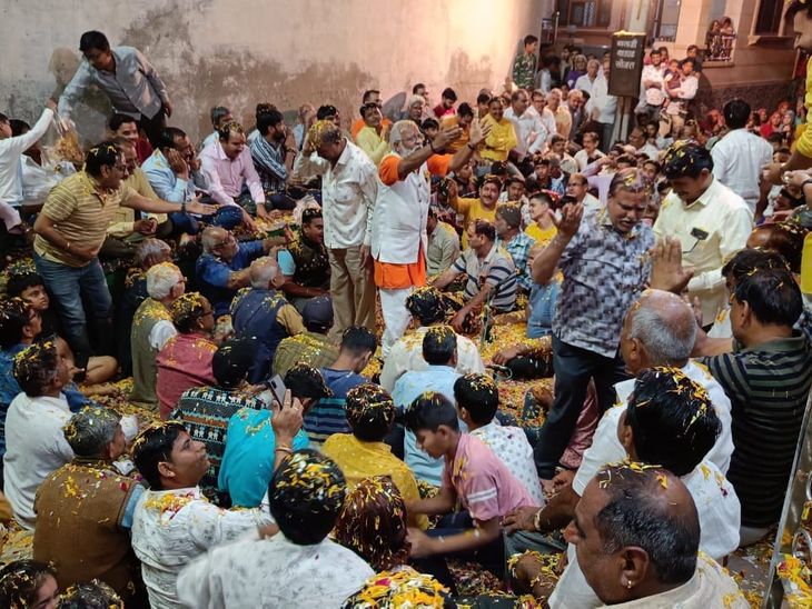 Phagotsav celebrated by playing Holi of flowers with Thakur ji | मत ...