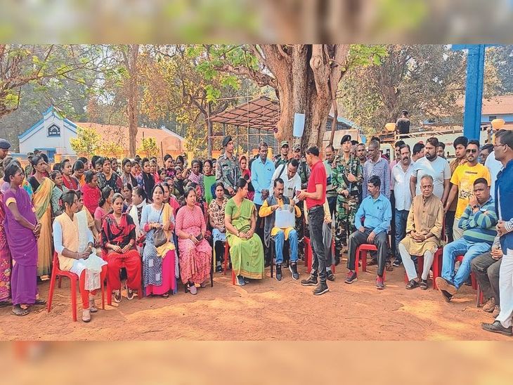 Former Chief Minister Madhu Koda, MP Geeta Koda and United Unions ...