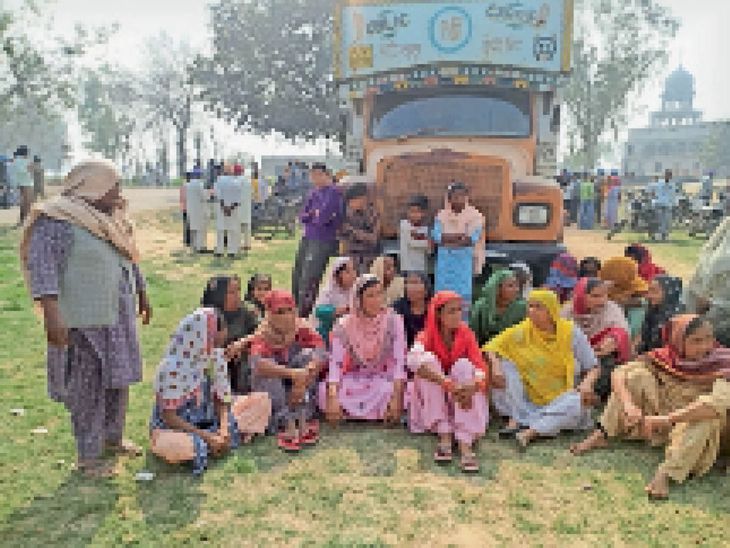 Unprivileged people surrounded the ration truck for not getting wheat ...