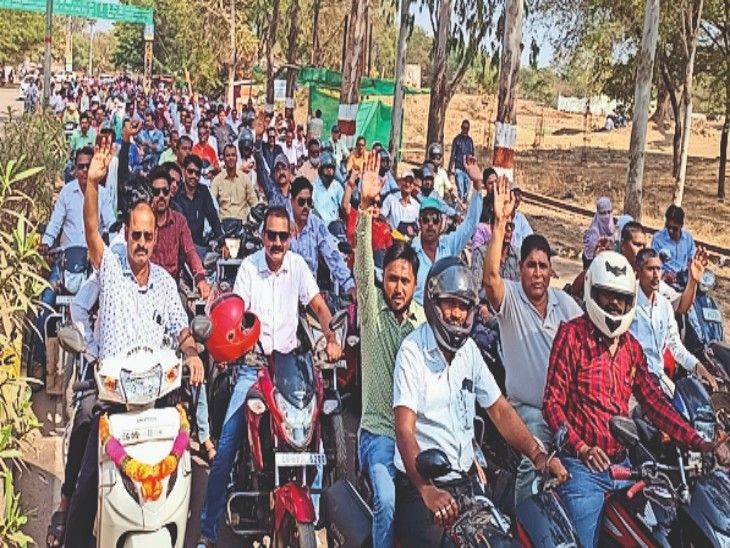 Teachers took mass leave to protest, locks hanging in schools | निकाली ...