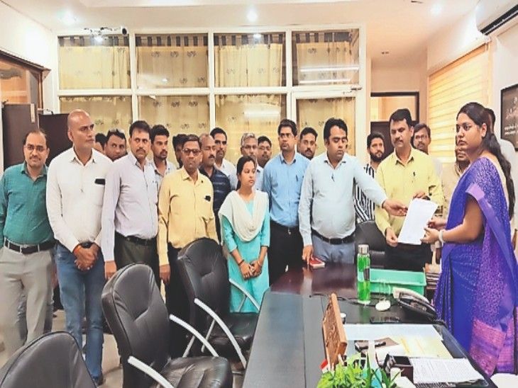 The anger of the villagers started exploding in front of the leaders ...