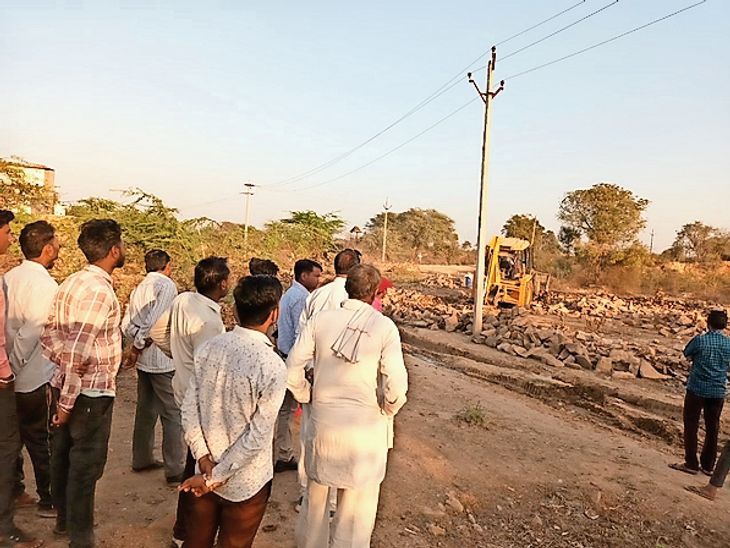 Tehsildar removed encroachment from playground land by running JCB ...